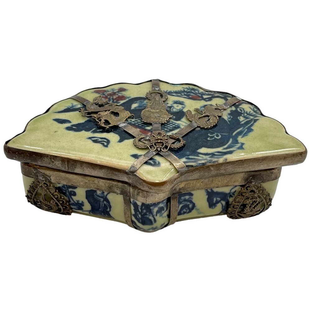 Шкатулка для опиума из публичного дома "Веер" фарфор, серебро, 1900-1914 гг. Китай