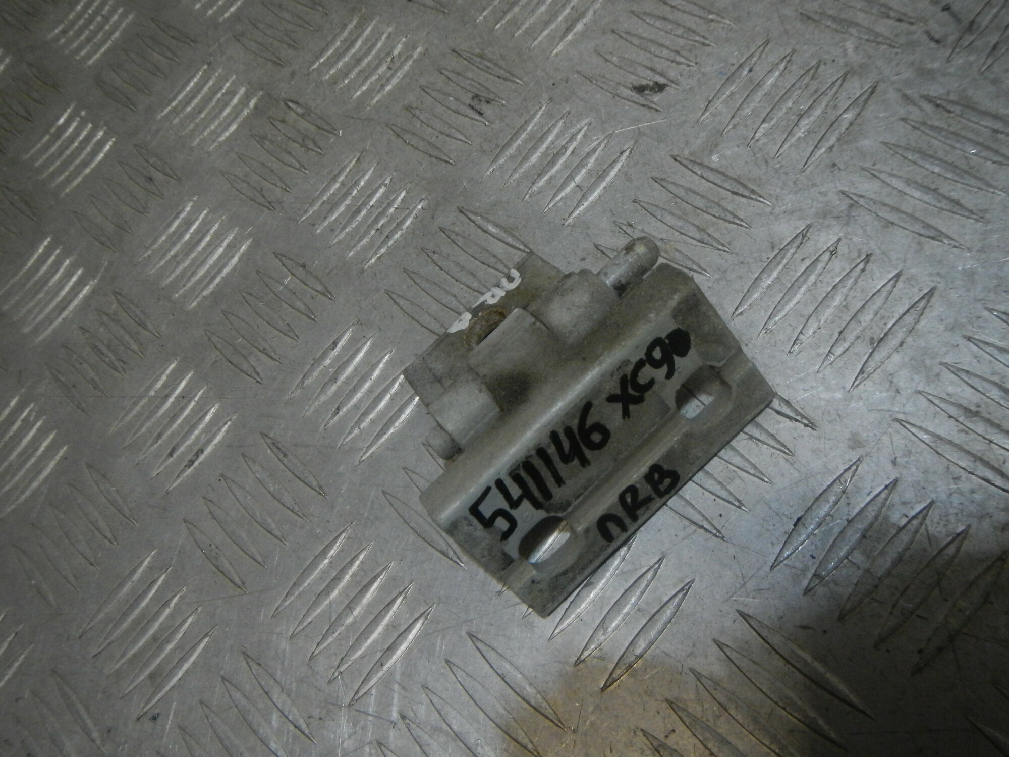 Б/У Петля двери передней правой верхняя, Volvo (Вольво)-XC90 (02-) VOLVO XC90 (02-) Без видимых повреждений. 541146 VOLV...