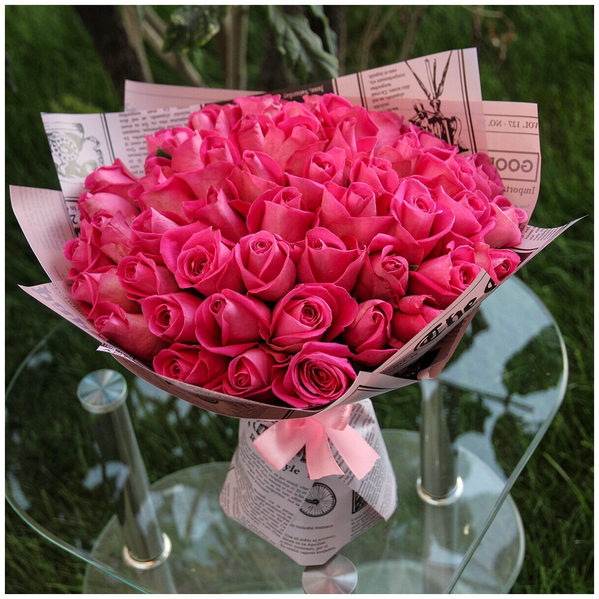 Цветы живые букет Flor-Pro Flowers из 51 розовой розы моно № 8 в дизайнерской упаковке