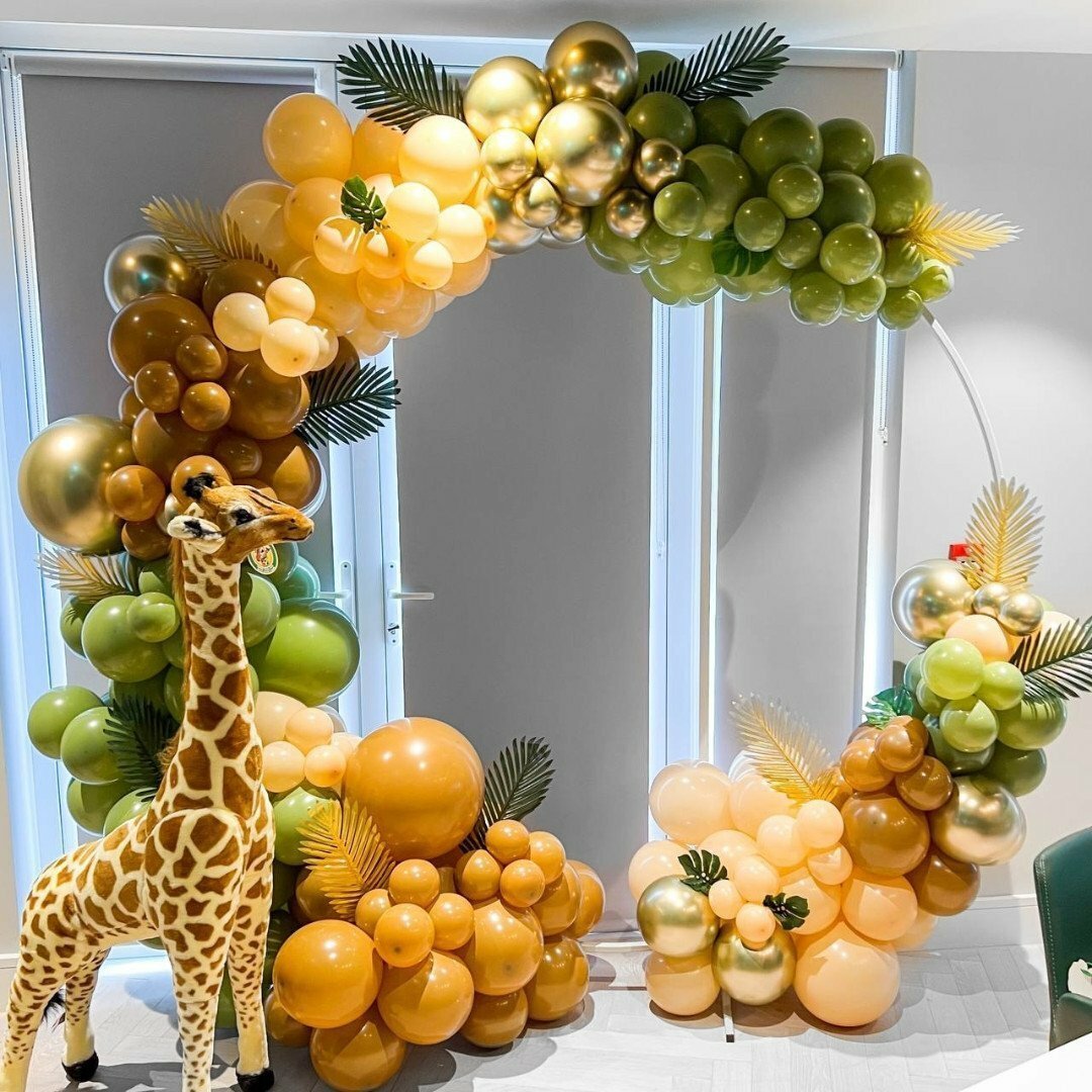 Фотозона из шаров на круглой стойке «Тропики»