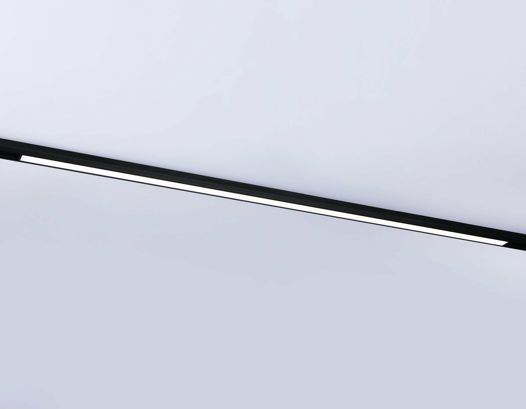 Трековый светодиодный светильник для Магнитных шинопроводов LED 36W 4200K 48V 900*22*45, черный