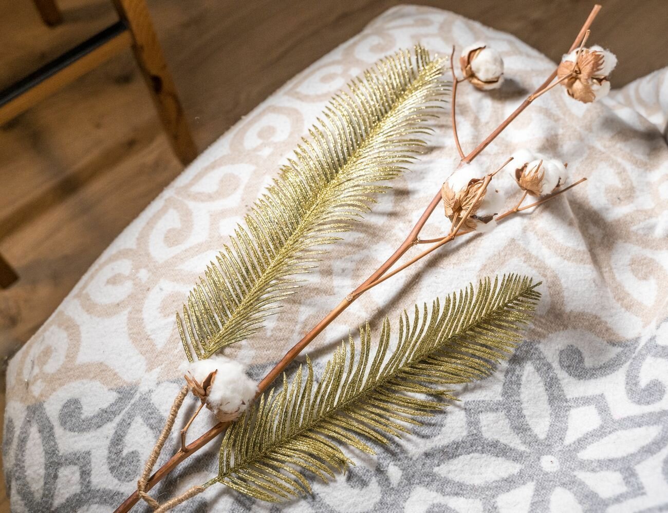 Декоративная ветка изысканное перо, золотая, 33 см, Peha Magic TR-75770