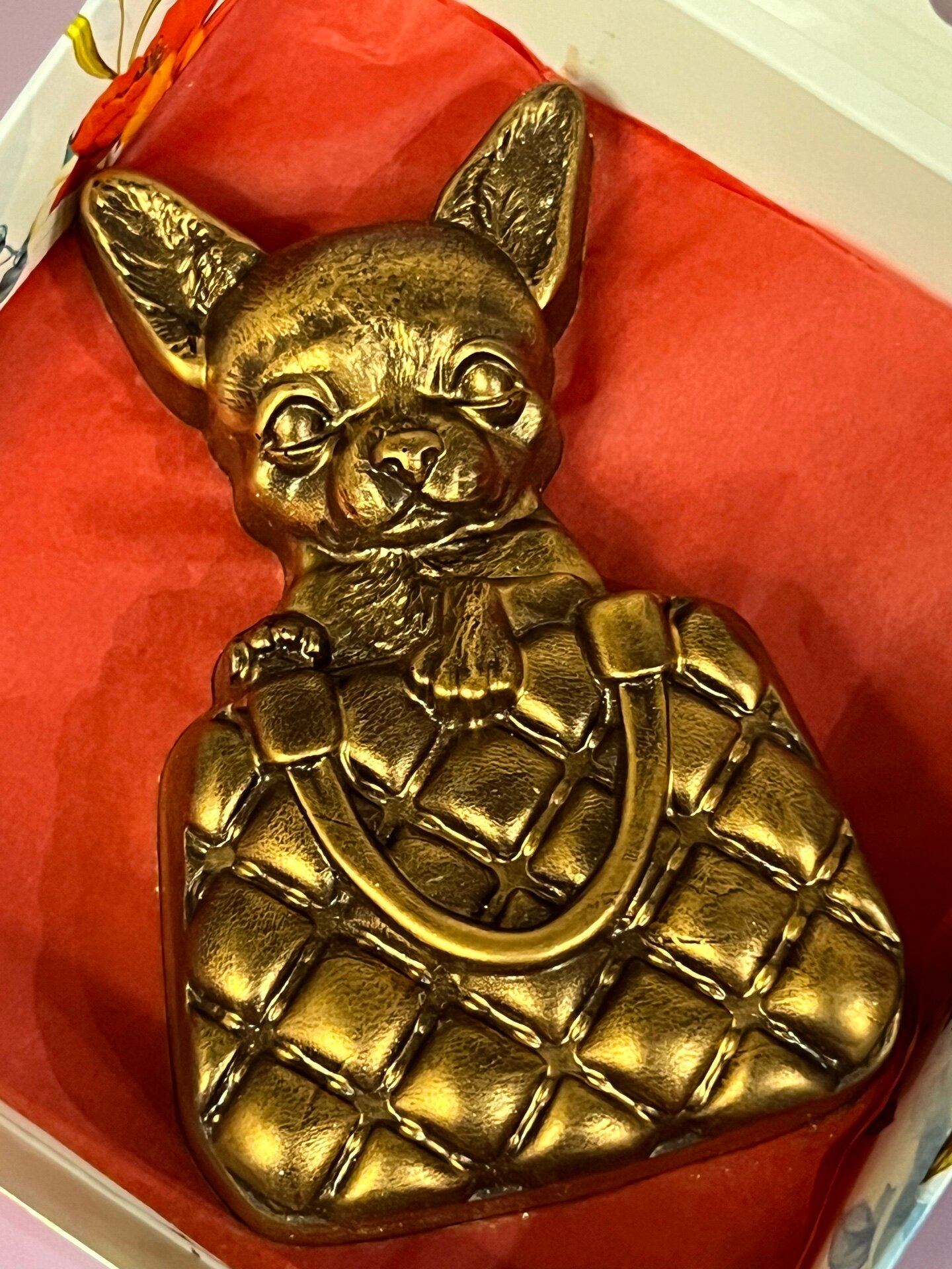 Шоколадная фигура "Собачка в сумке", молочный шоколад, ручная работа