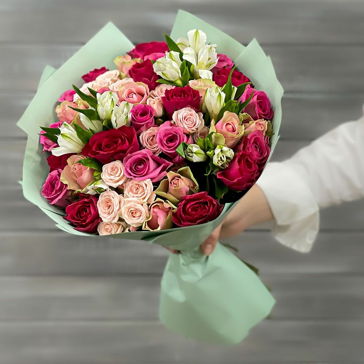 Букет из живых цветов розовых роз и альстромерий