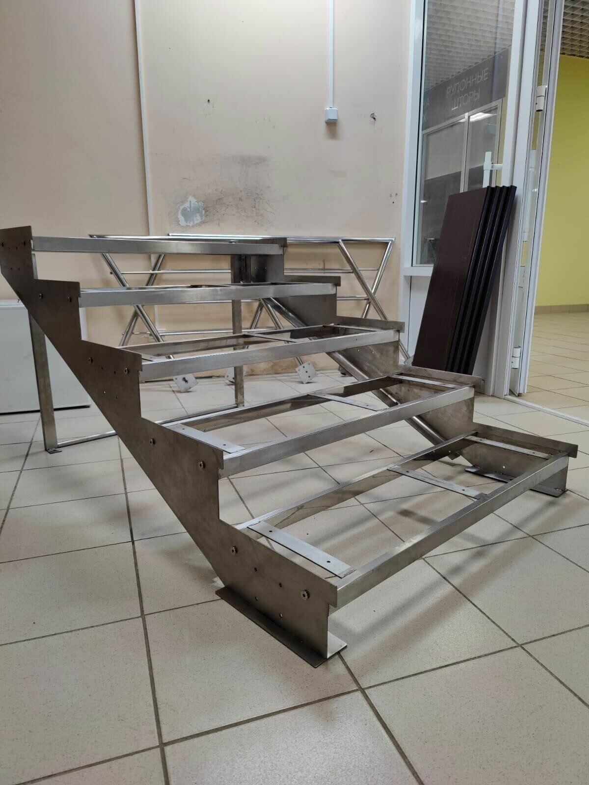 Лестница-крыльцо из нержавеющей стали ,5 ступеней, без ДПК, без ограждения.