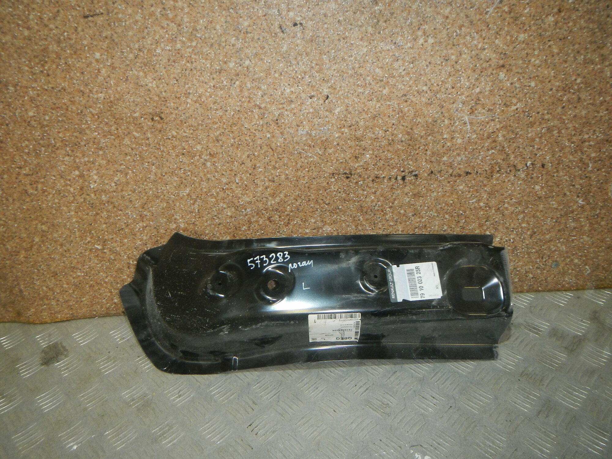 Б/У Панель задняя, Renault (Рено)-LOGAN (14-) RENAULT LOGAN (14-) Наружная. Отпилена правая часть. 573283 RENAULT арт. 79...