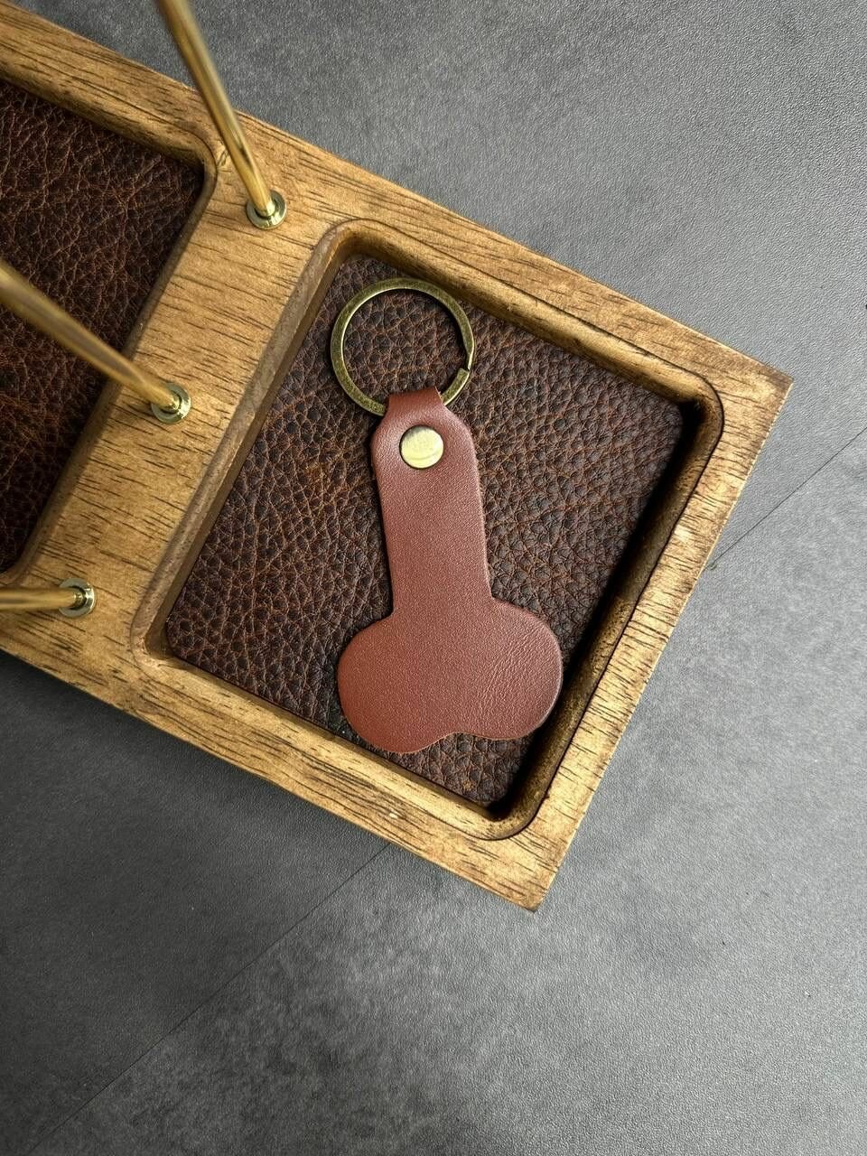 Брелок для ключей "собачья косточка" из натуральной кожи ручной работы. Кирпич