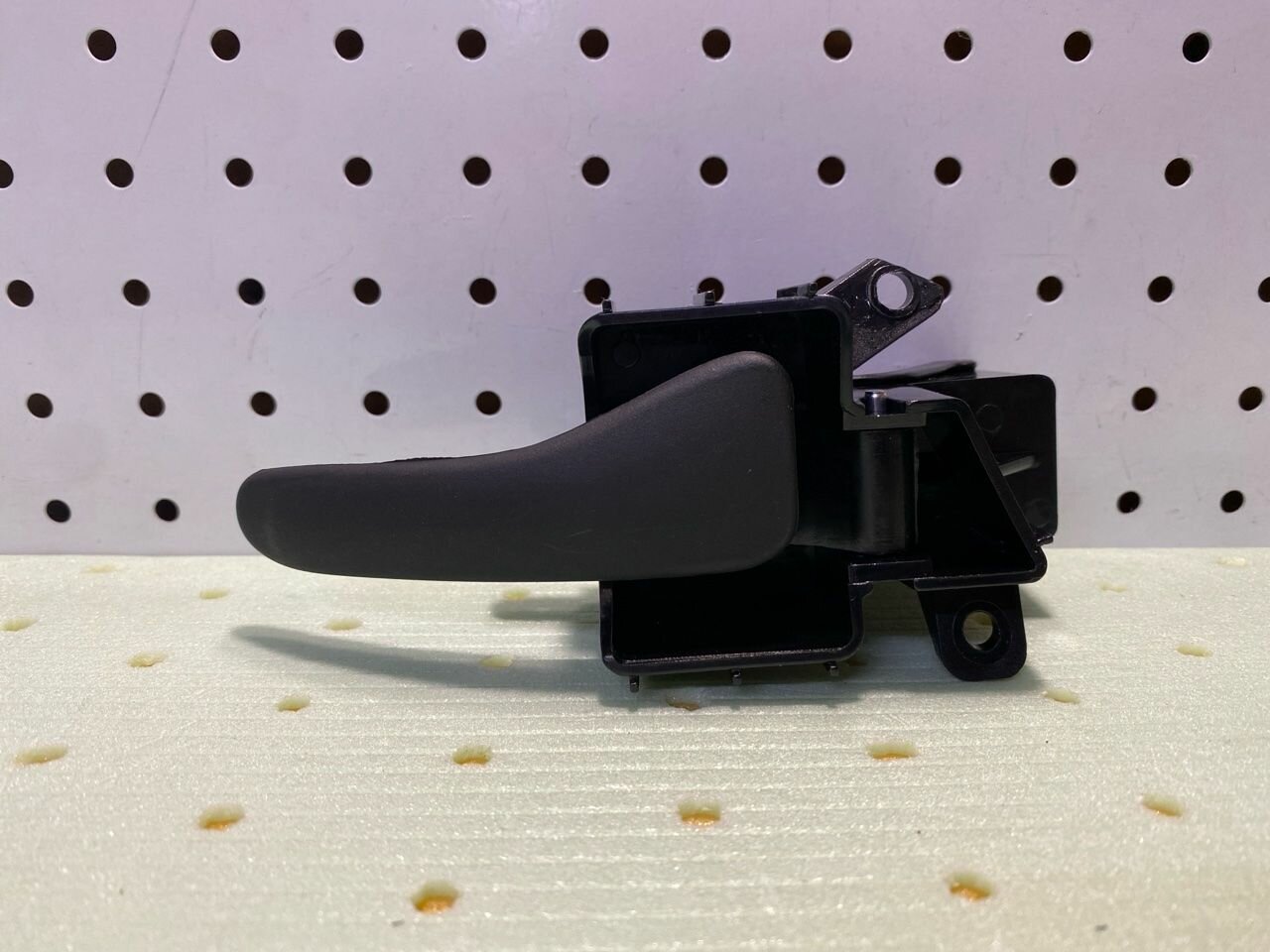 Ручка двери правая мерседес аксор КАМАЗ 5490 (мерседес КАМАЗ 5490)