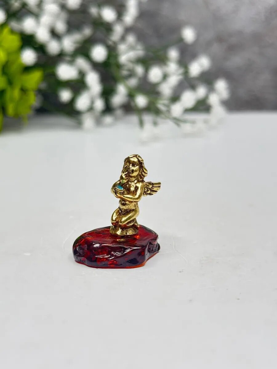 Фигурка декоративная Ангел на янтаре с кристаллом в руке, 3 см