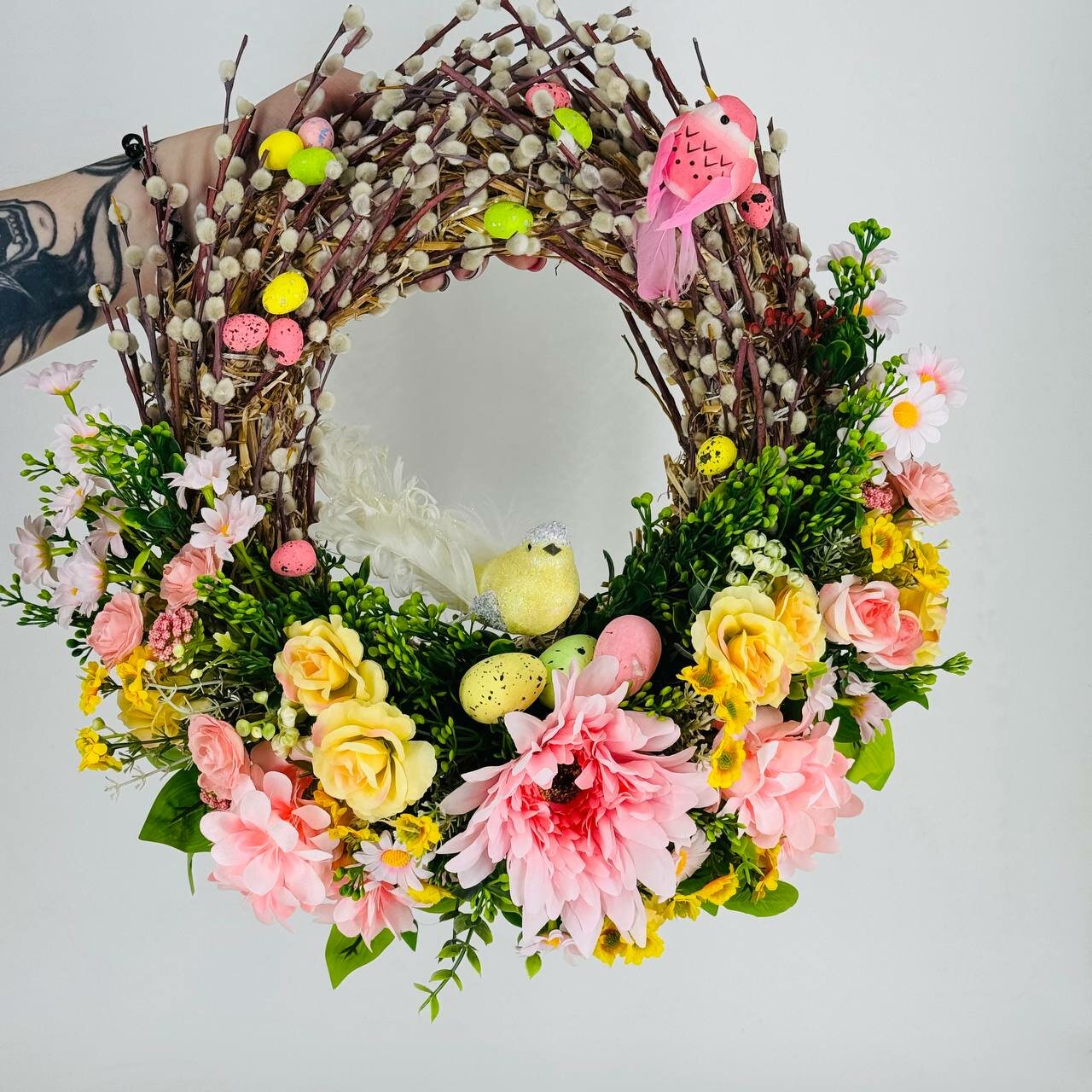Пасхальный венок 50 см с искусственными цветами и веточками живой вербы. Декор на Пасху