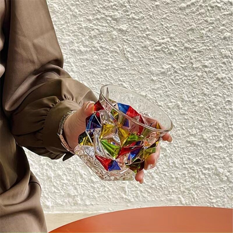 Красные кубики льда, расписанные вручную, на атмосферных стаканах для воды, бокалах для напитков, стаканах для виски и бокалах для крепких спиртных напитков.