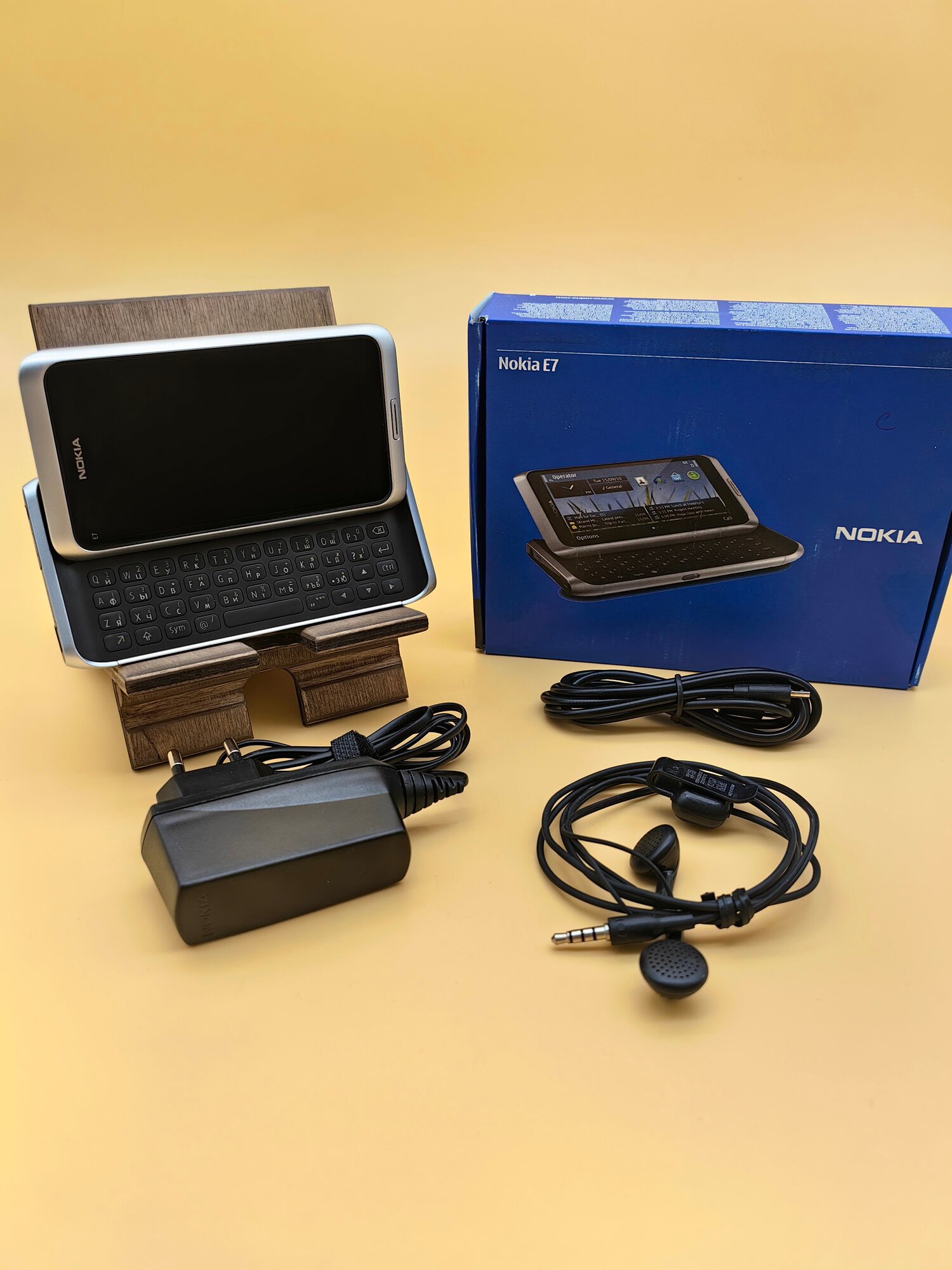 Мобильный кнопочный телефон слайдер с qwerty клавиатурой Nokia E7, Серебристый