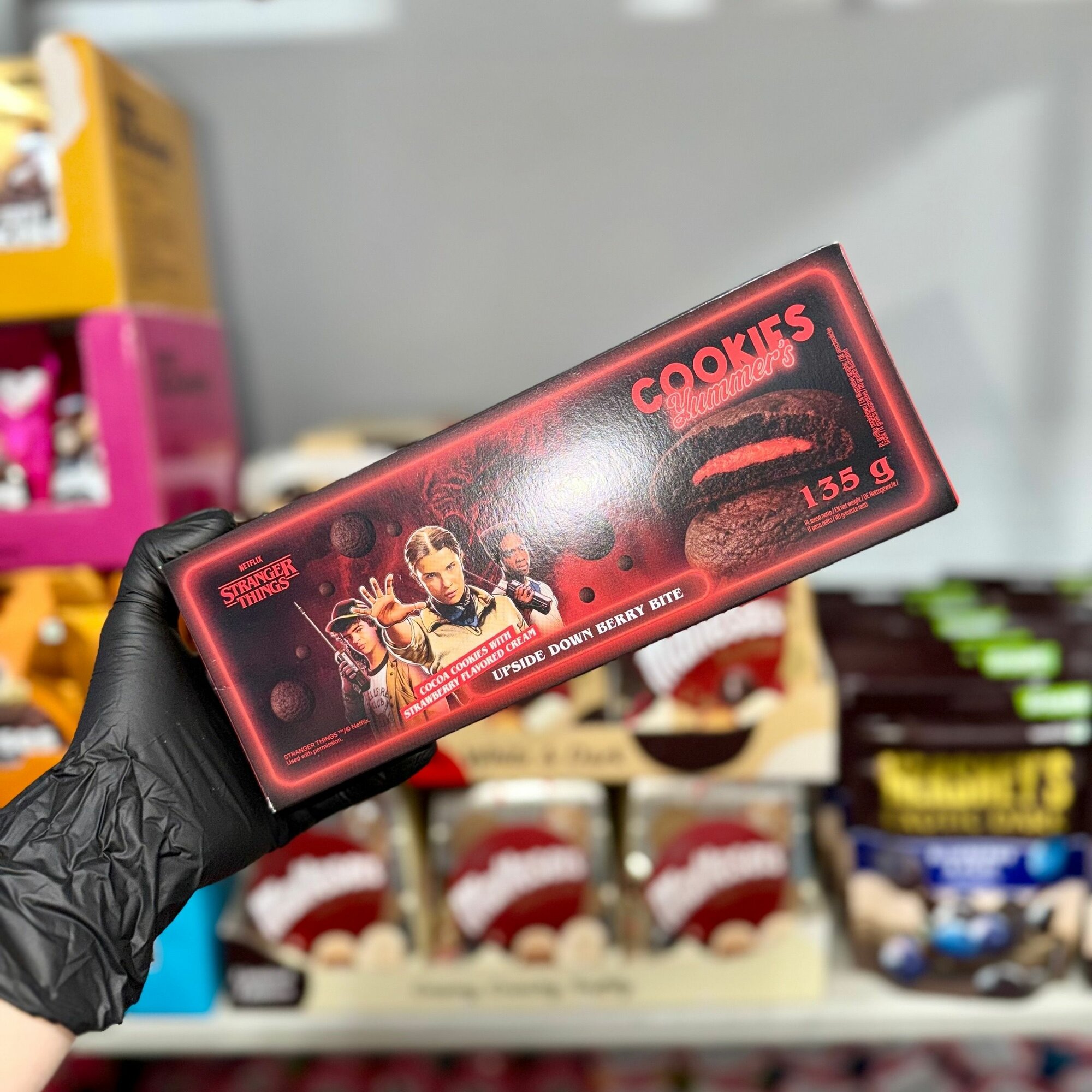 Печенье Cookies Yummer's Stranger Things Chocolate Strawberry/Очень странные дела со вкусом клубники и шоколада 135 гр.