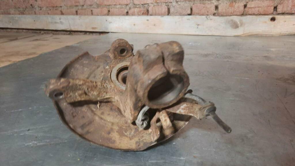 Кулак передний правый Skoda Fabia рест. 2005 6RU407256A