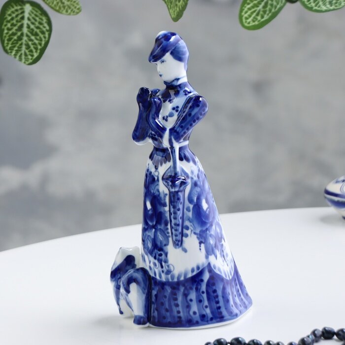 Сувенир гжель «Дама с собачкой», бело-синий, керамика,