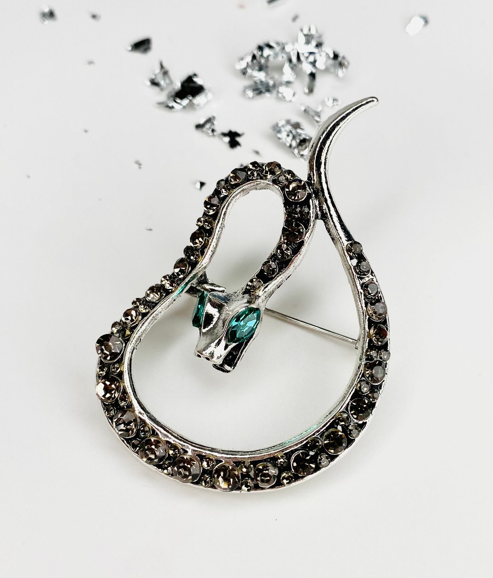 Брошь, стразы, искусственный камень