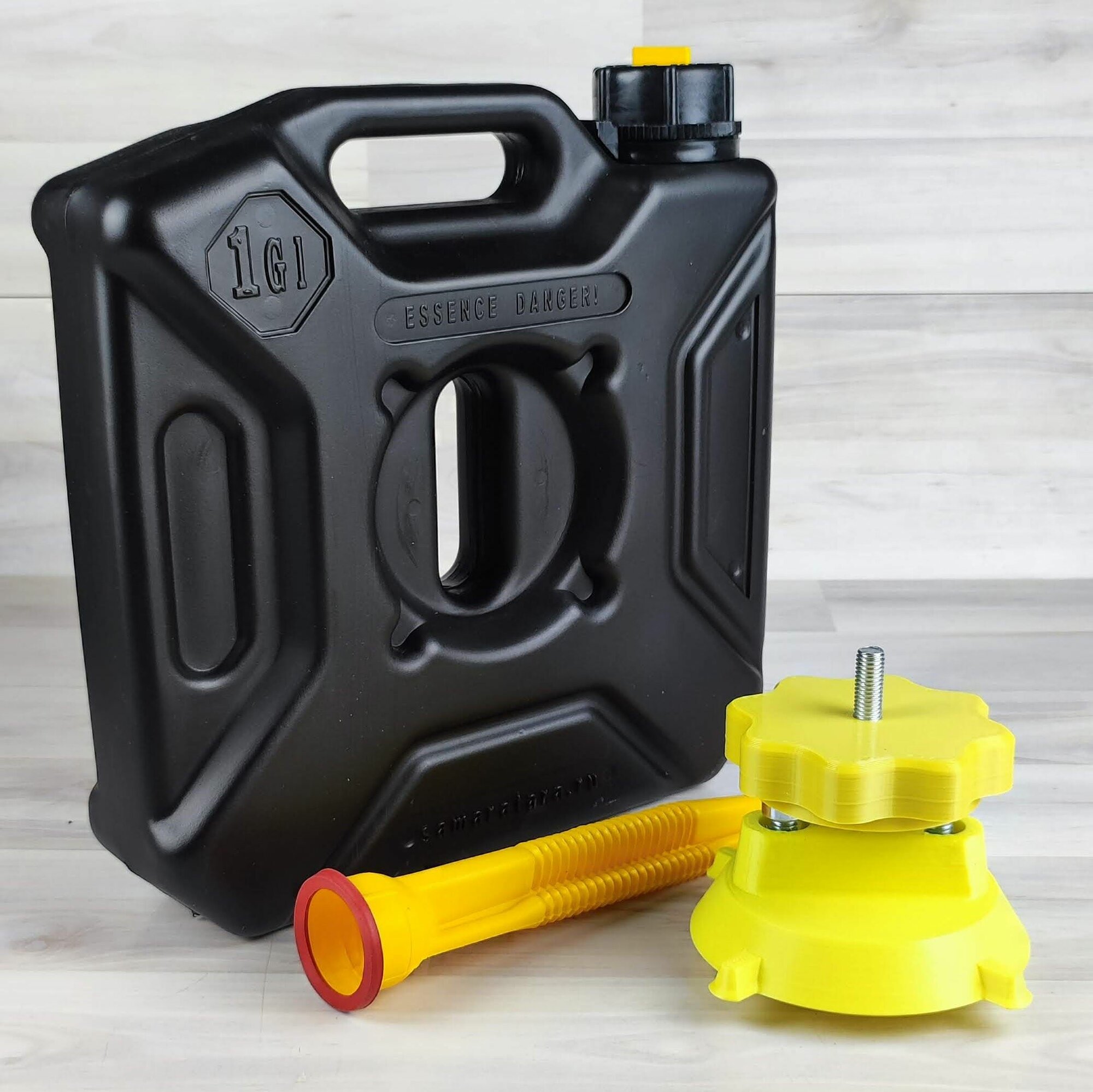 Комплект Канистра Экстрим+ 5 л. с носиком Драйв и креплением для канистры, черный/желтый
