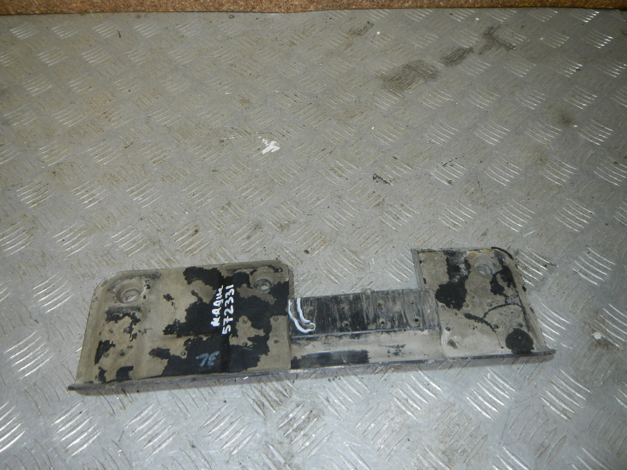 Б/У Защита, KIA (Киа)-MAGENTIS (05-10) KIA MAGENTIS (05-10) Днища задняя левая. Трещина 3 см.,задиры. 572331 Hyundai-KIA ...