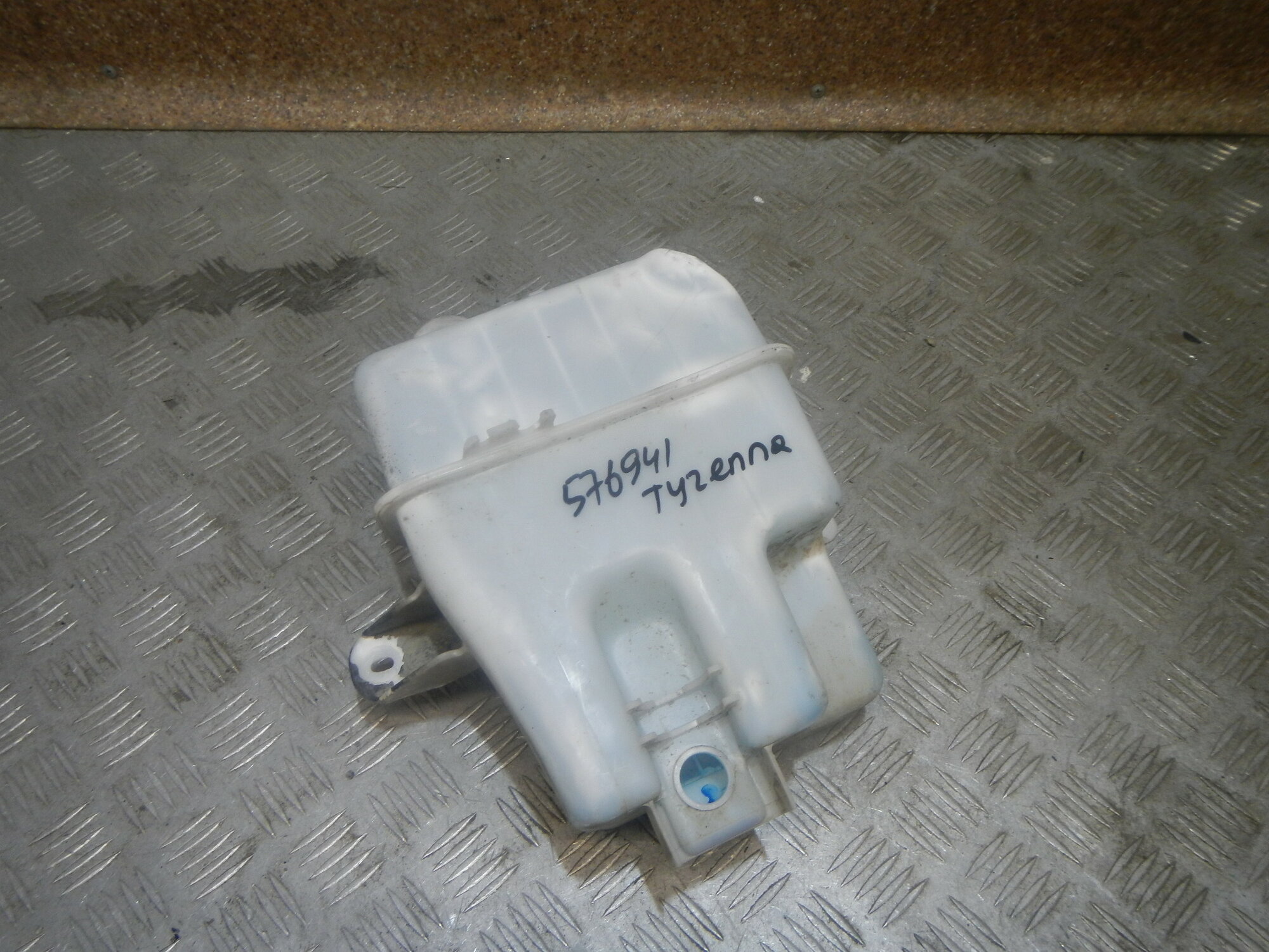 Б/У Бачок омывателя лобового стекла, Geely (Джили)-TUGELLA (20-) GEELY TUGELLA (20-) Задиры, деформация. 576941 GEELY ар...