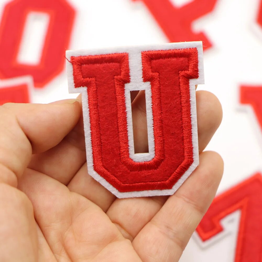 Красная вышитая нашивка "U"