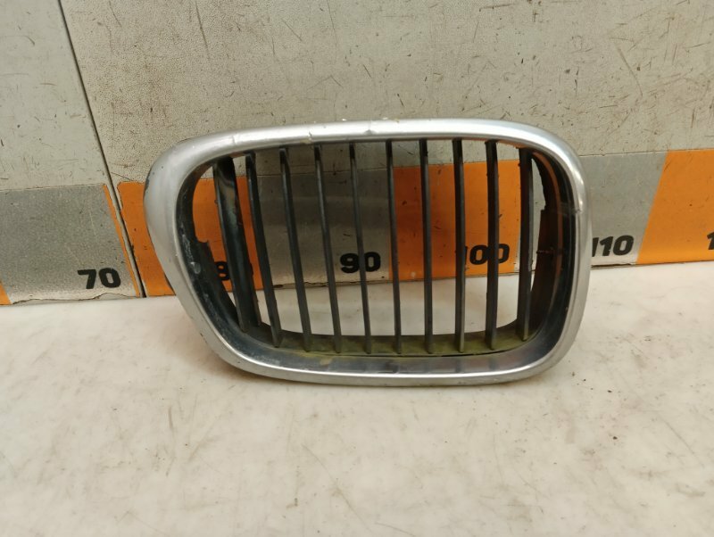 Б/У Дефекты, до 2000 года Решетка радиатора BMW 5-Series 1997 E39 Прав. 374664 BMW арт. 51137005838