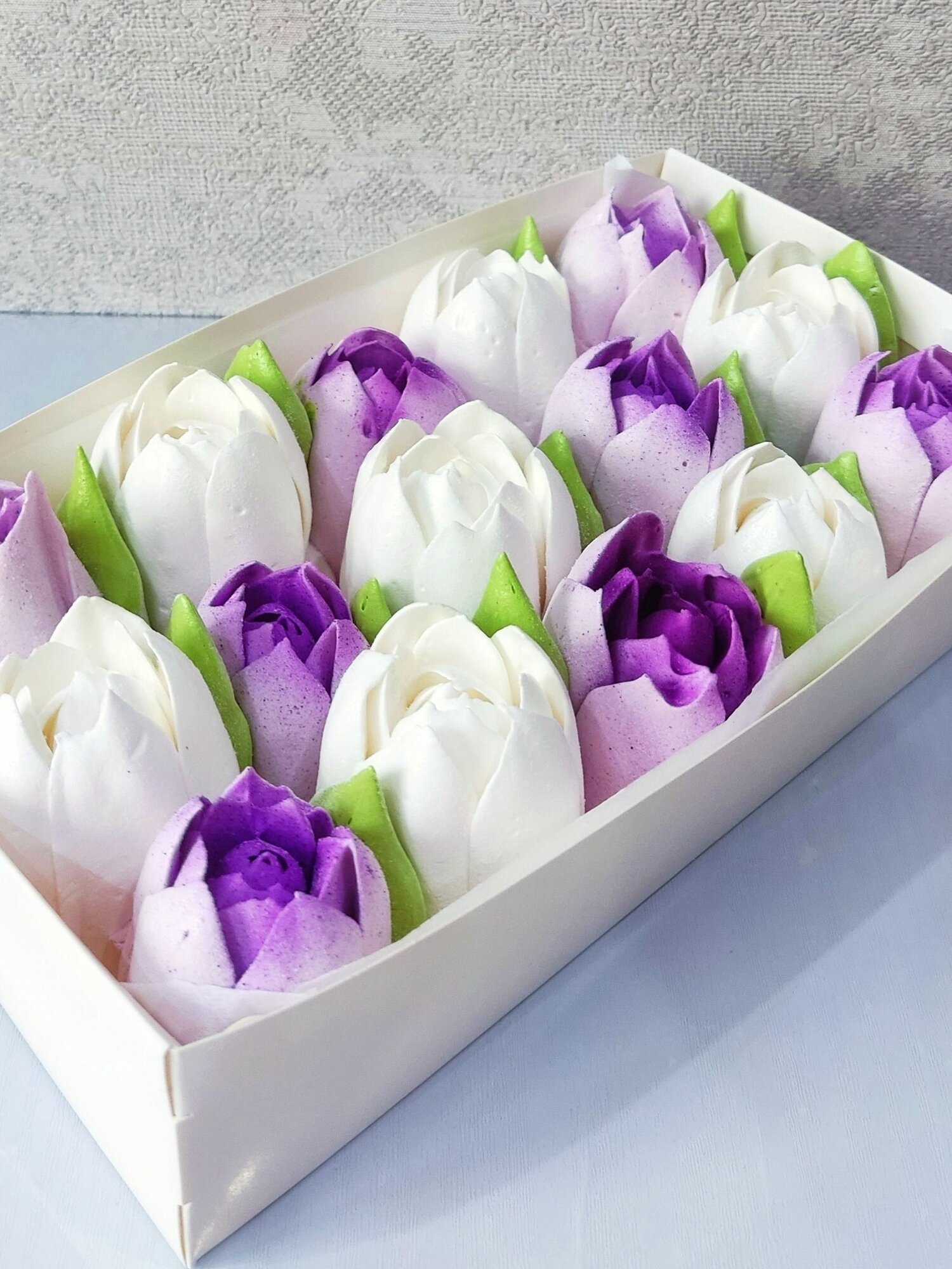 Зефирные цветы ручной работы, тюльпаны белый/сиреневый из зефира в коробочке 15 шт.