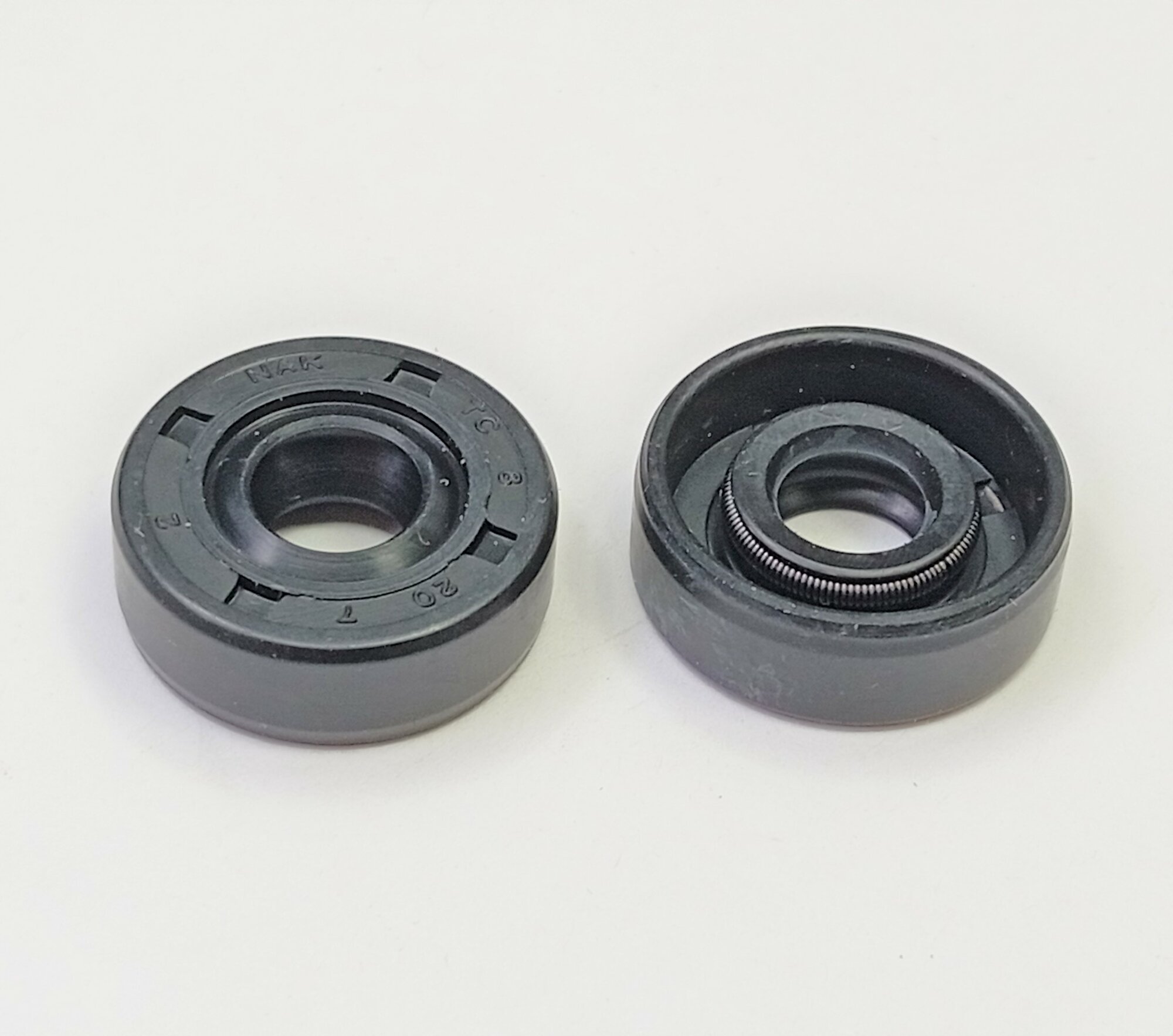 Сальник маслобензостойкий с пыльником (манжета армированная) 8x20x7 TC NBR 70-R01B-C-C NAK