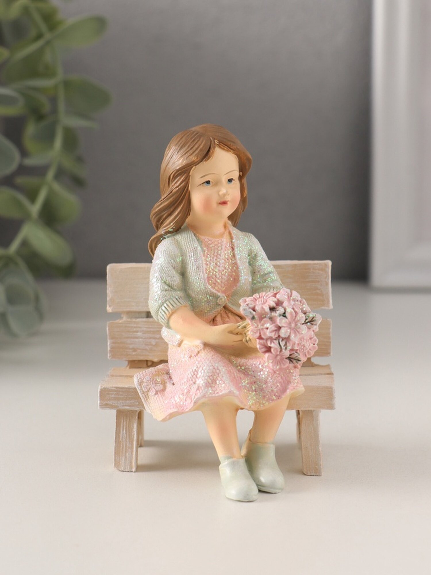 Фигурка полистоун «Девочка с букетом, на скамеечке», розово-зелёный, 6.5×5.5×9 см