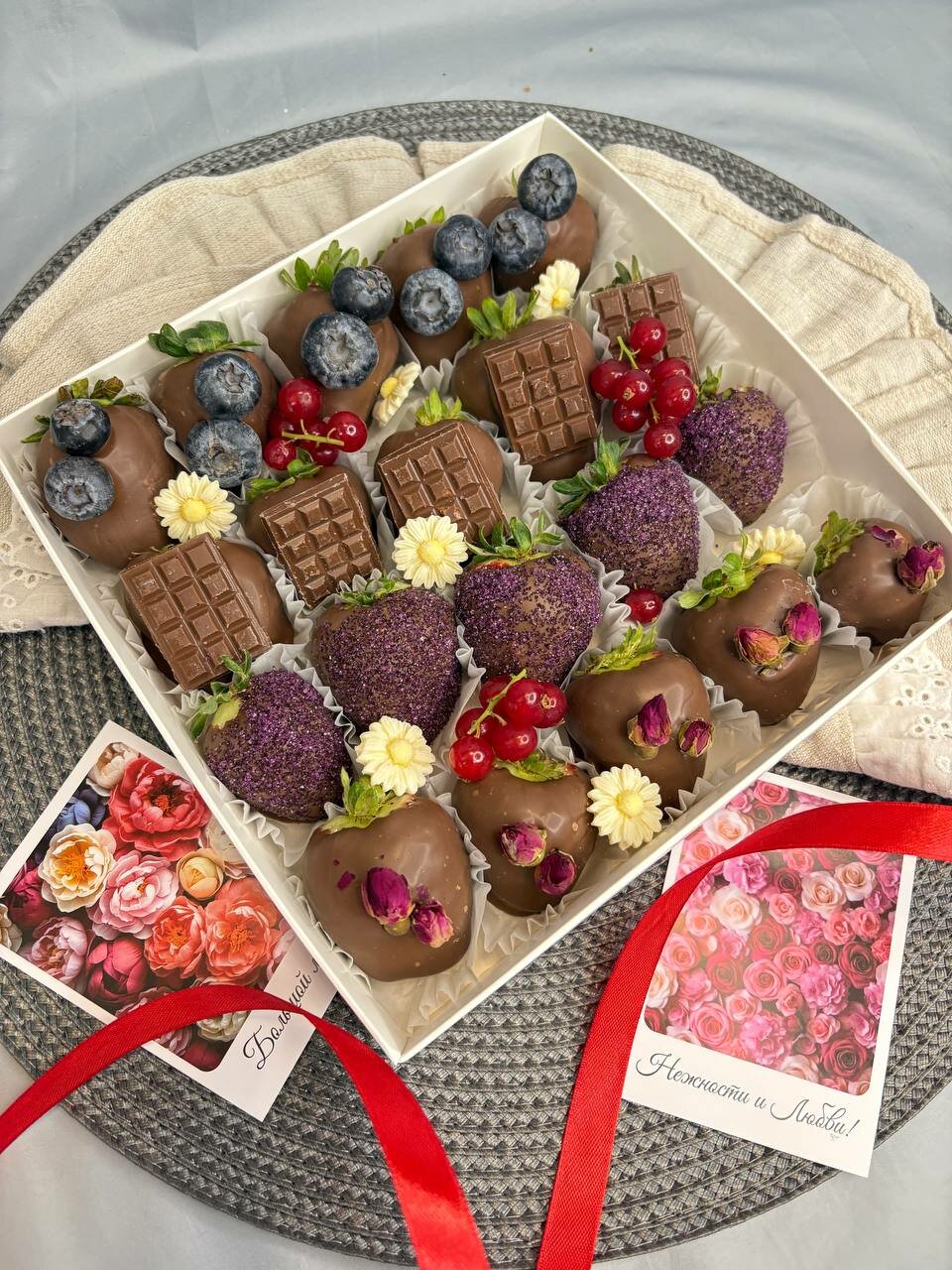 Клубника в шоколаде премиум коллекция "Яркие моменты" подарочный набор макси сиреневые оттенки