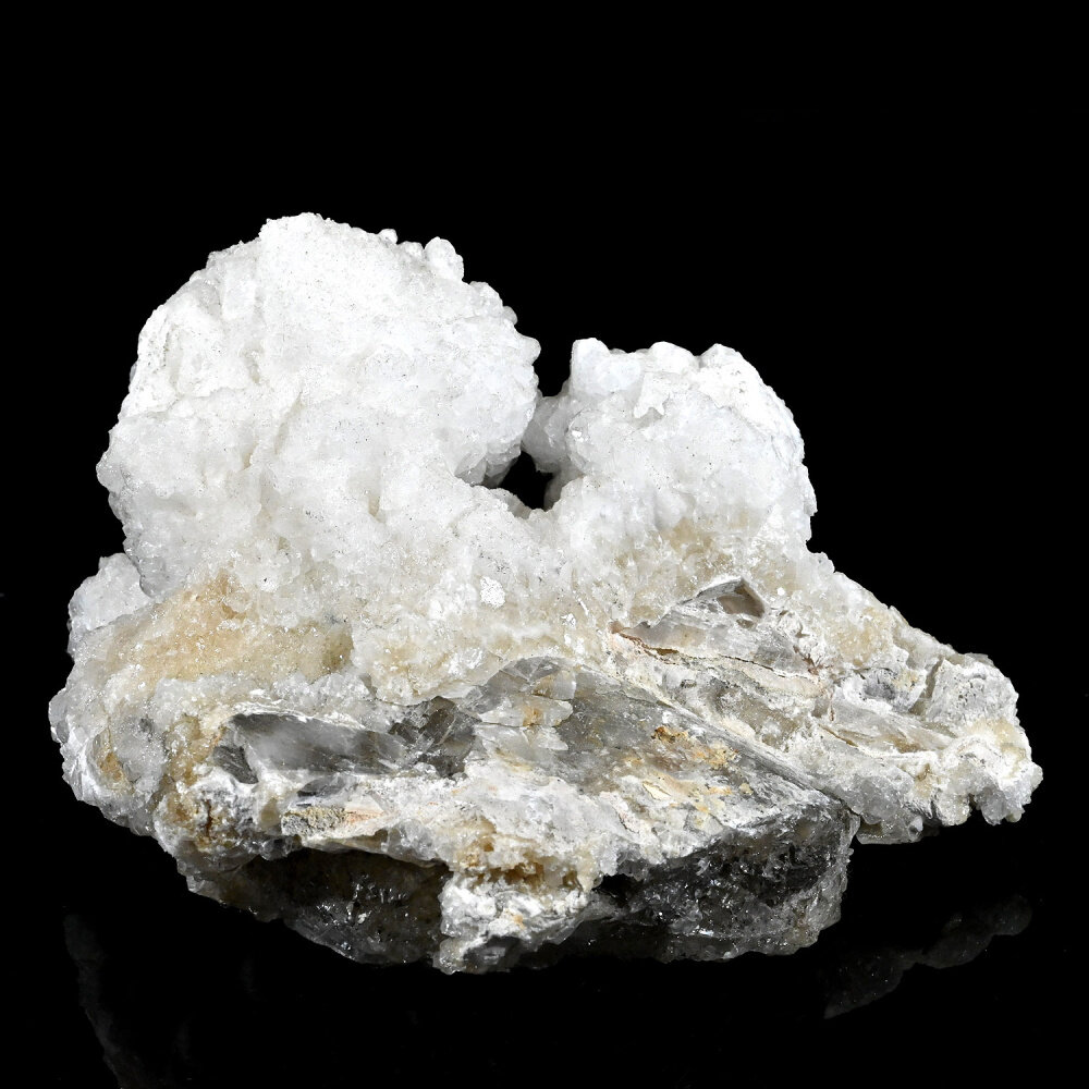 Арагонит белый кристаллическое образование 123*97*72мм, 578г .