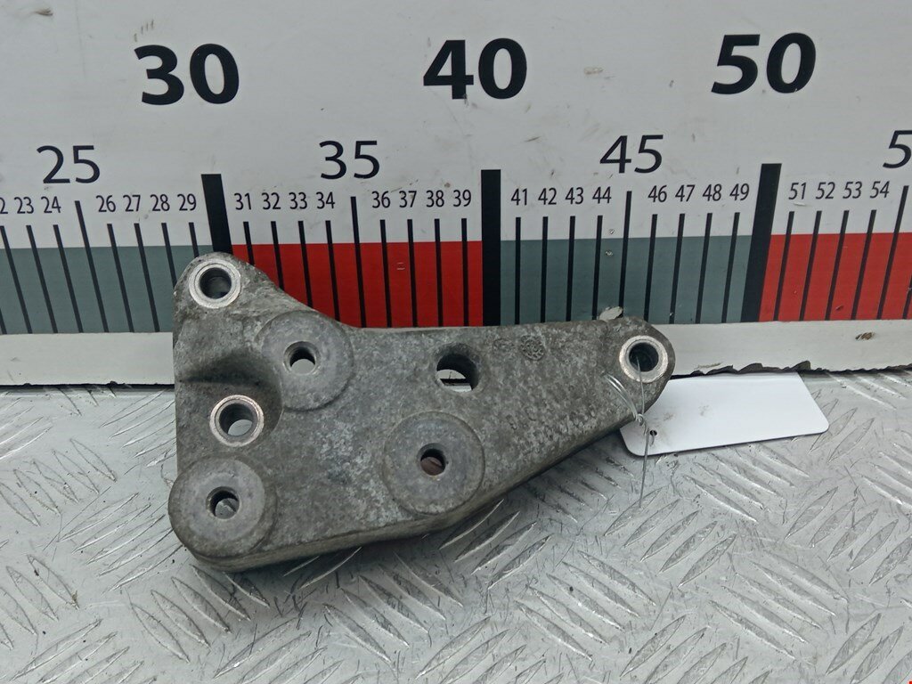 Кронштейн (крепление лапа траверса) кпп Opel Astra H 90538555 арт. 2006796