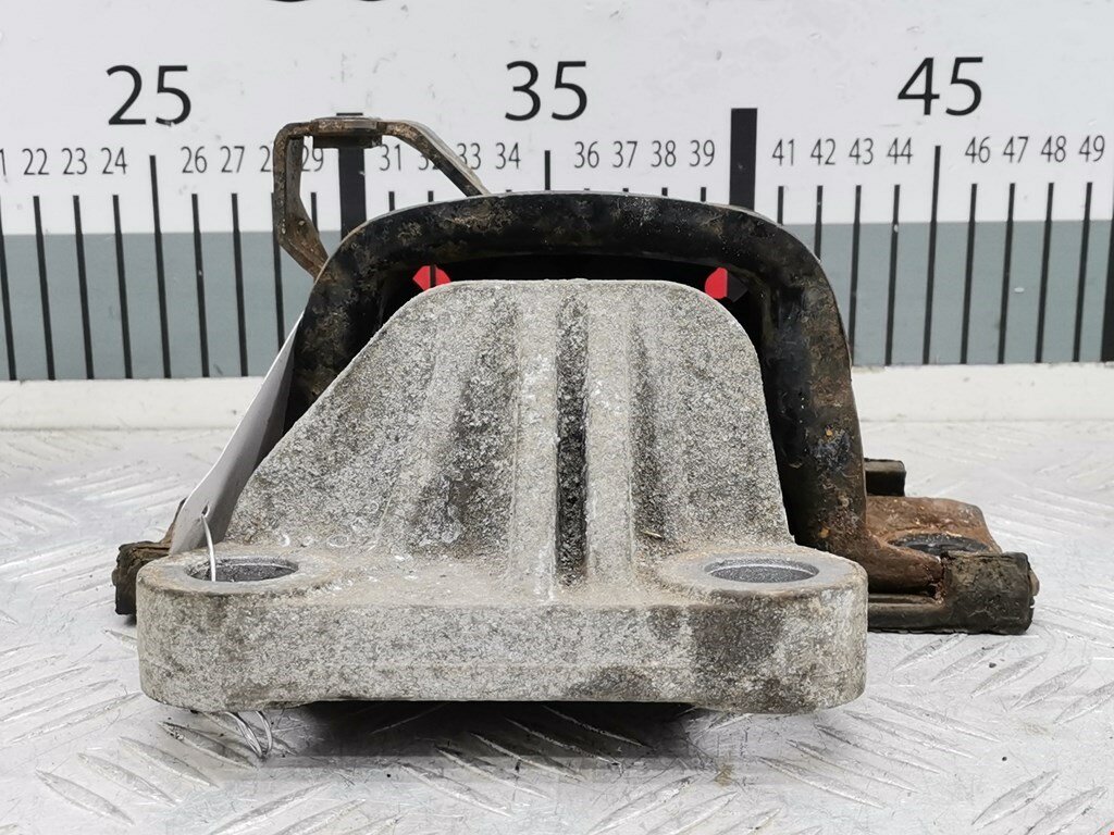 Подушка (опора) крепления двигателя Opel Corsa D 55703436 арт. 1961401