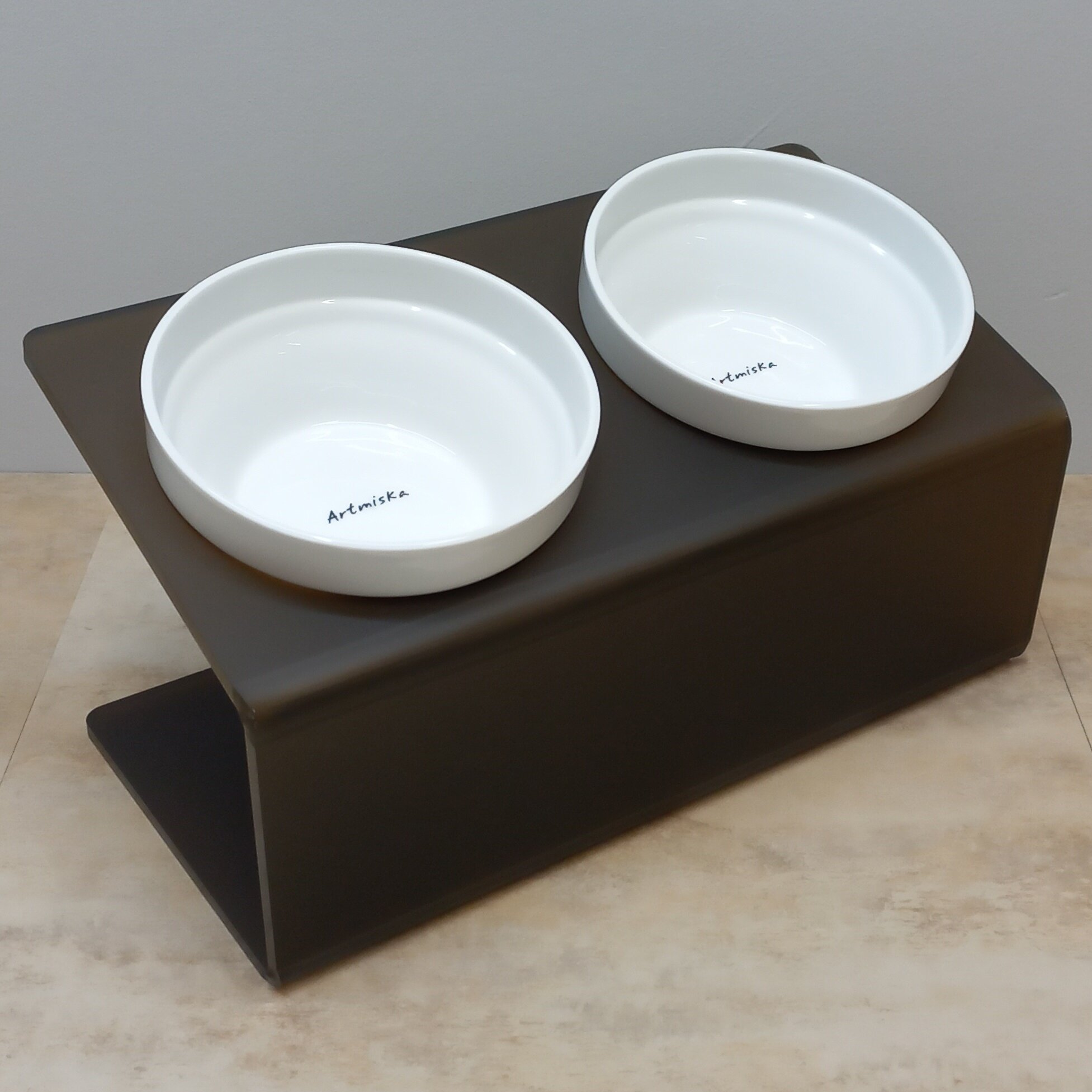 Миска для собак и кошек на подставке с наклоном Artmiska "Стиль" S двойная 2х800 мл, коричневая