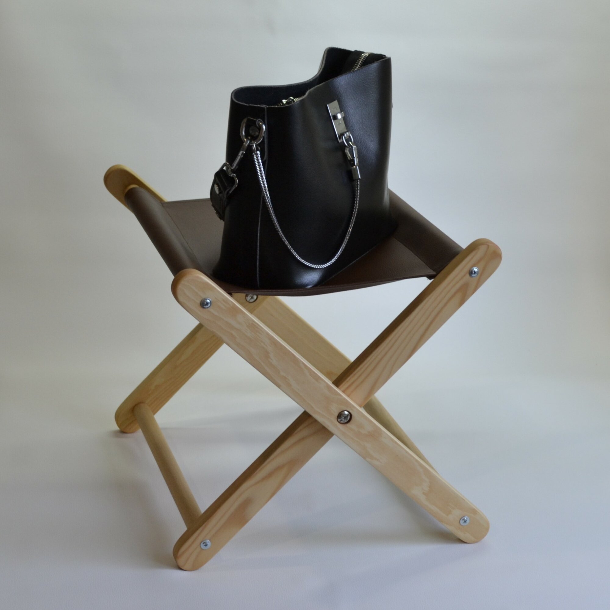 Подставка для сумок из шоколадной матовой экокожи с деревянной основой, цвет лиственница