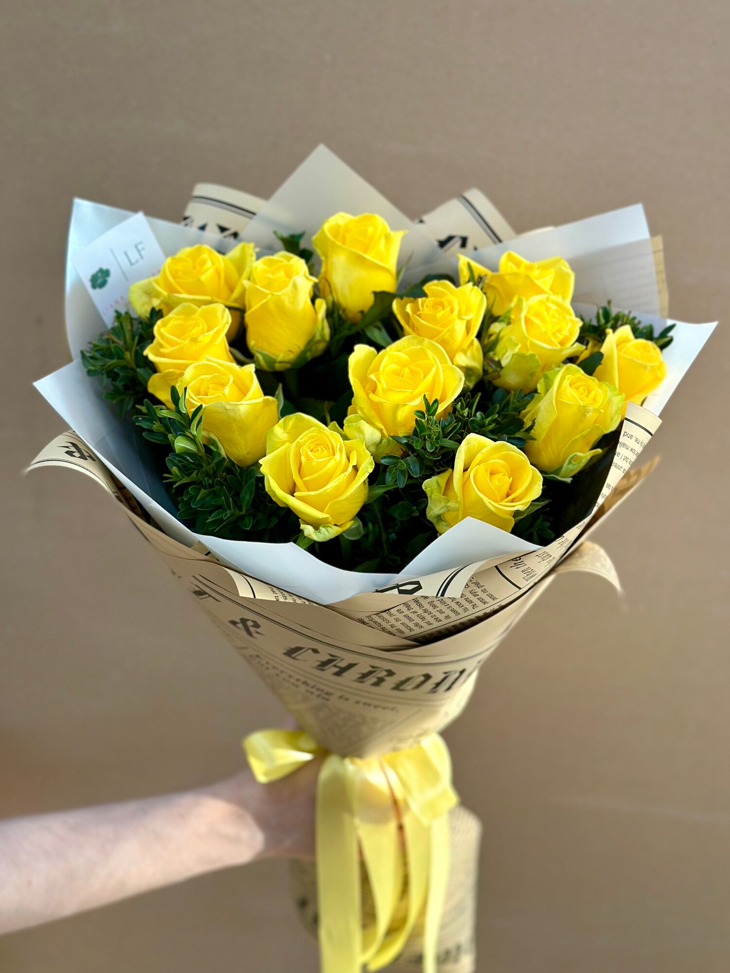 Букет "Букет жёлтых роз с самшитом", 11 роз,50см