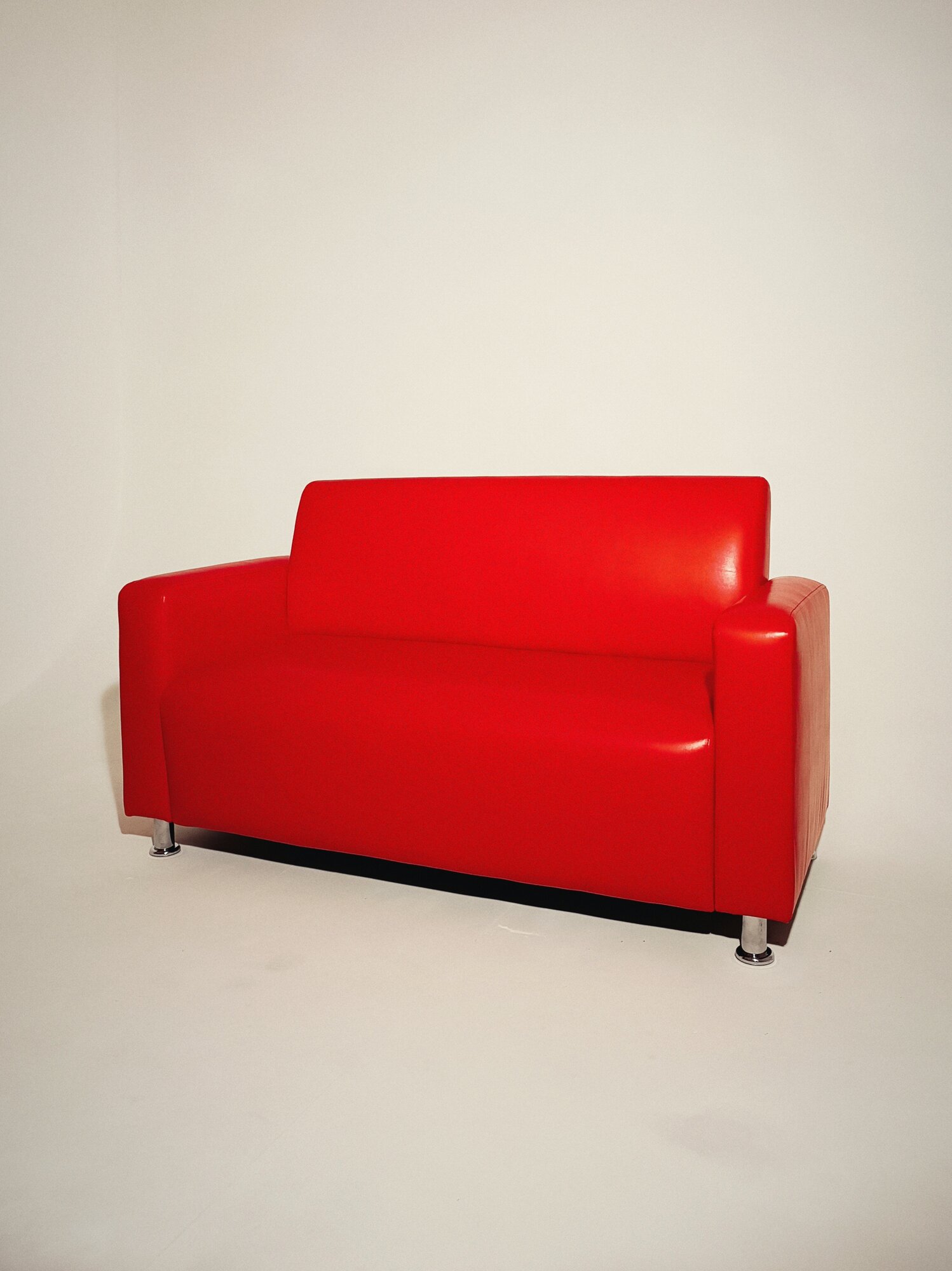 Диван офисный Платинум, механизм Нераскладной, 146х67х82 см, красный глянцевый