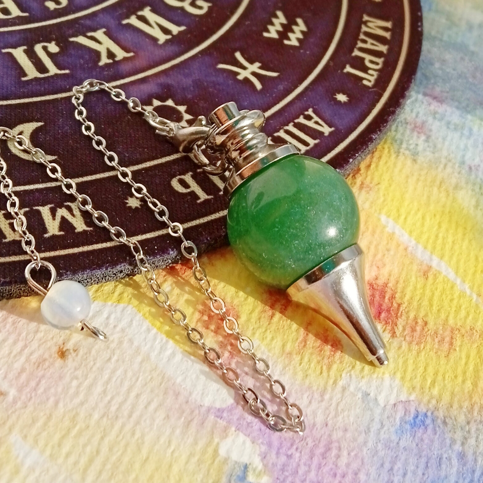 Маятник для биолокации "Нефрит Зеленый" на цепочке, натуральный камень 2x4 см