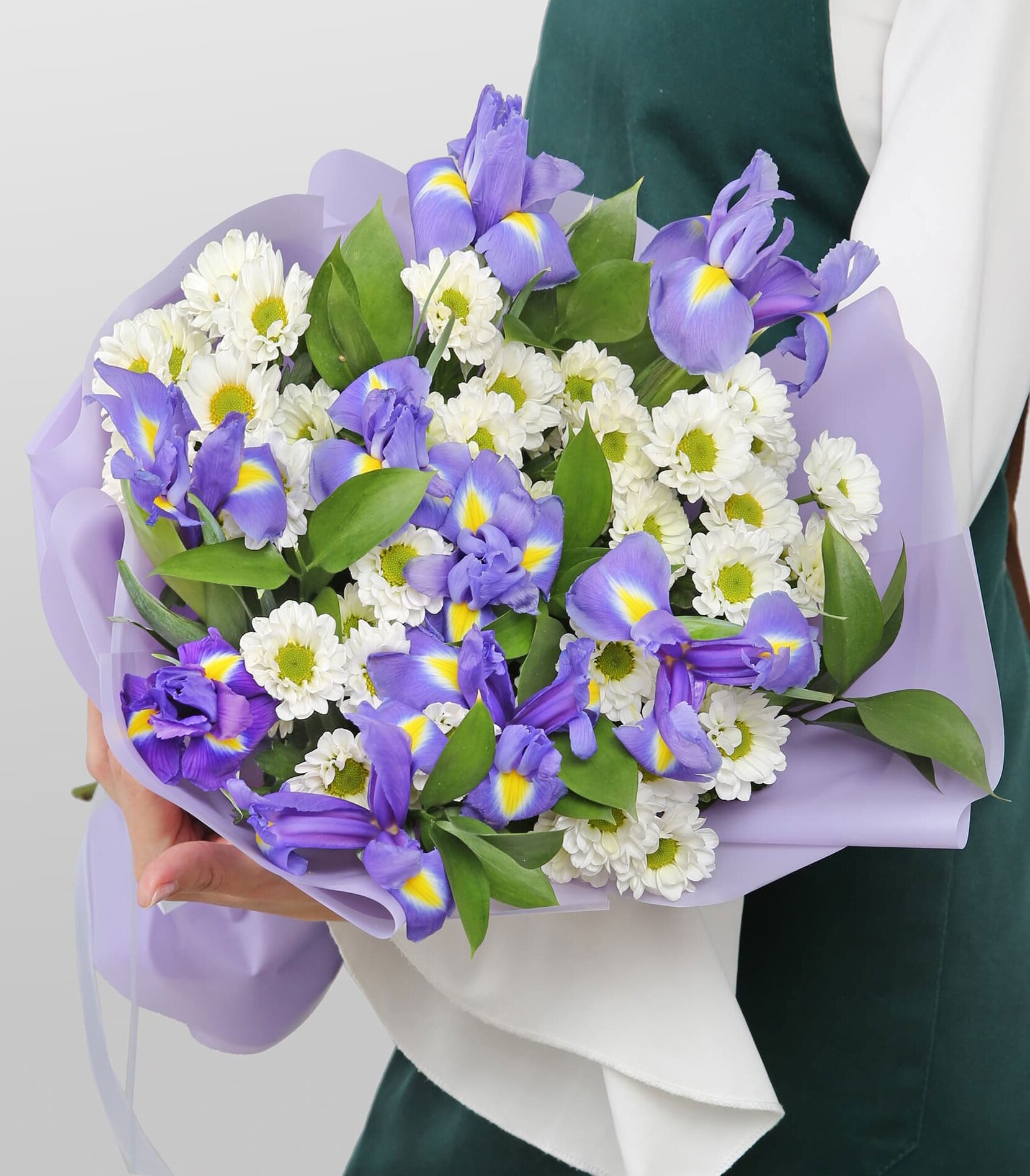 Букет из Хризантем Сантини и Ирисов «Небесная гармония»