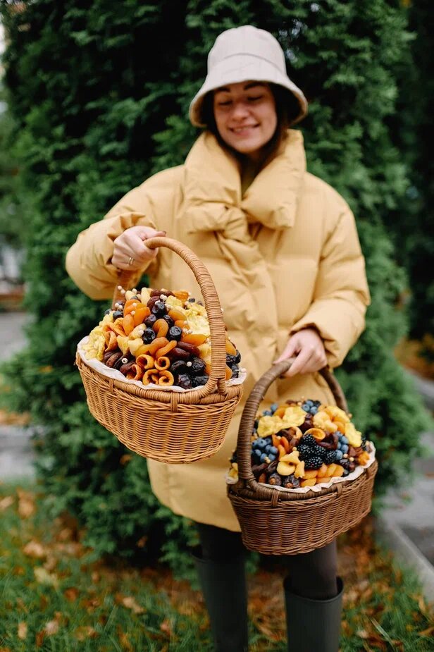 Корзина “Сахара с ягодами” из сухофруктов и свежих ягод, размер M, 20 см, от Vegato Studio