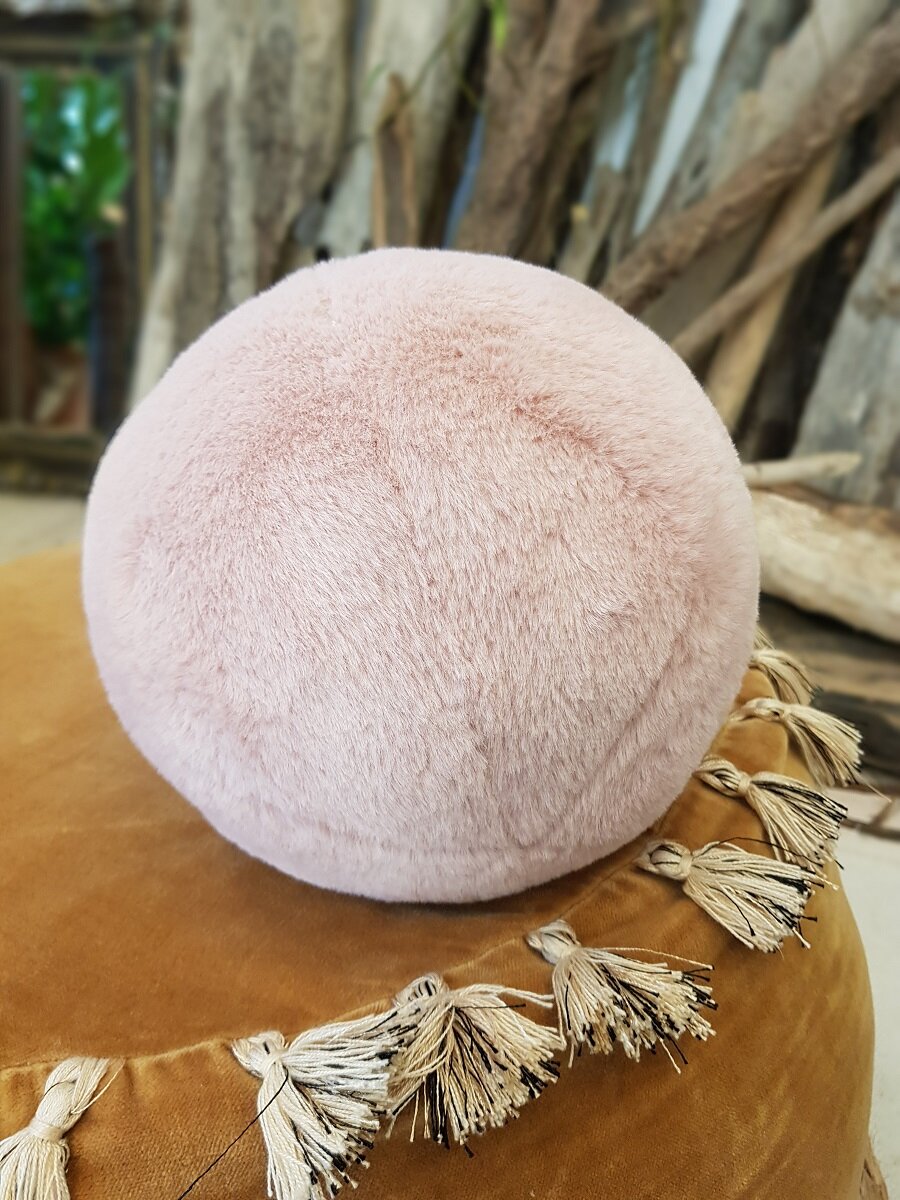 Подушка декоративная плюшевый мяч для интерьера 20см нюдовый цвет