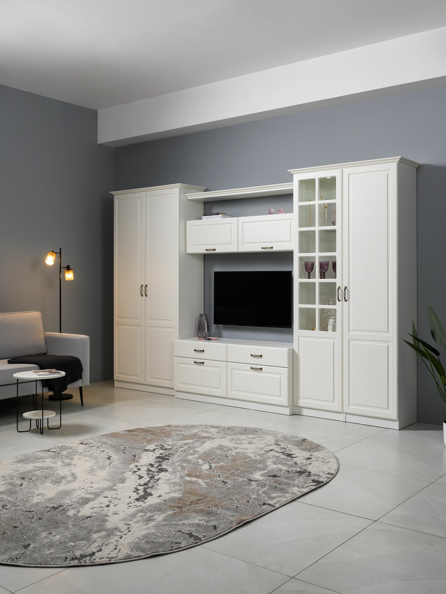 Гостиная комплект Ливерпуль, шкаф распашной, витрина, ТВ-тумба, настенная полка, 348х49х224 см, Ясень Ваниль / Белый