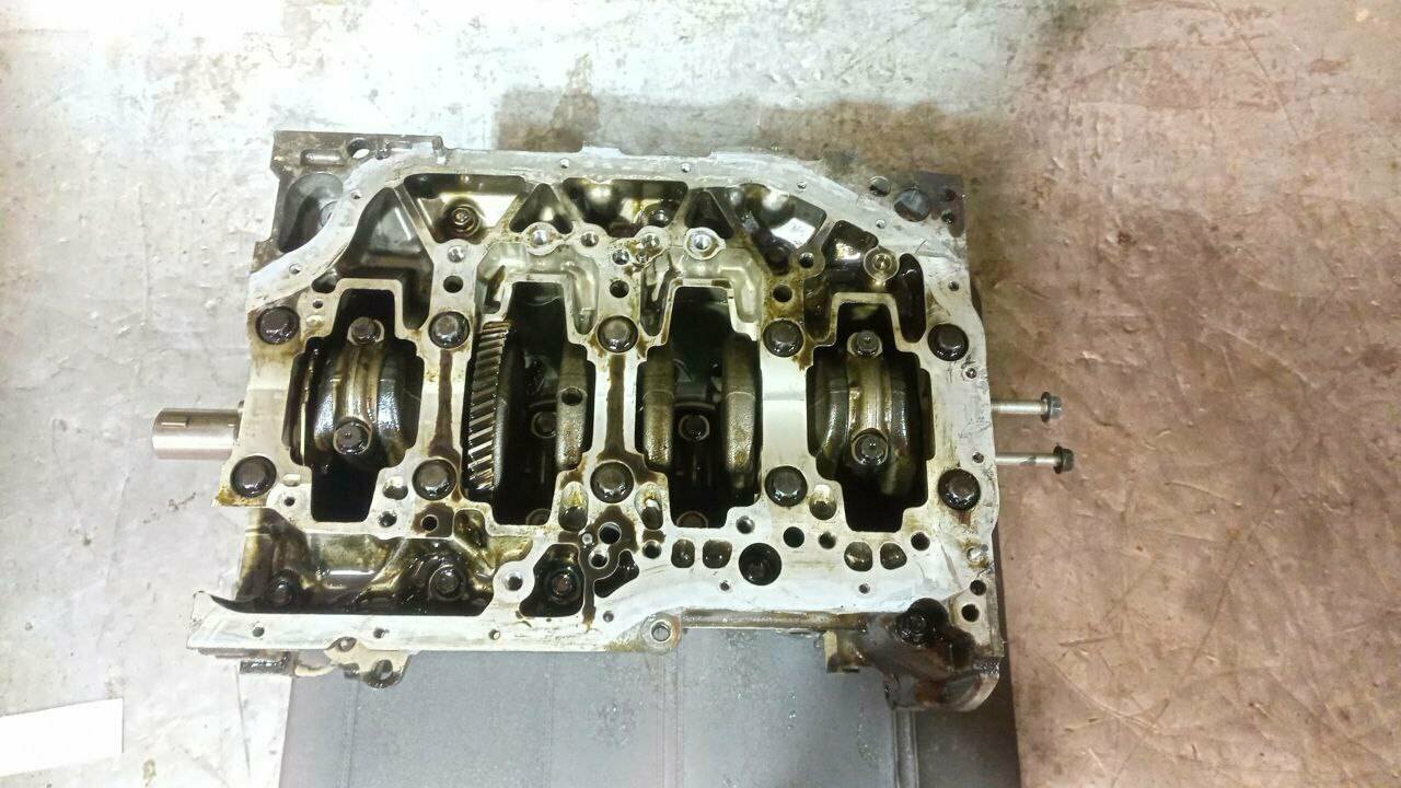 Блок цилиндров Toyota Avensis Verso (2001 - 2003)