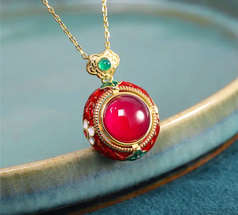 Колье, корунд синтетический