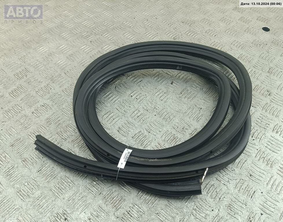 Уплотнитель двери передней правой Volkswagen Polo (1994-1999)