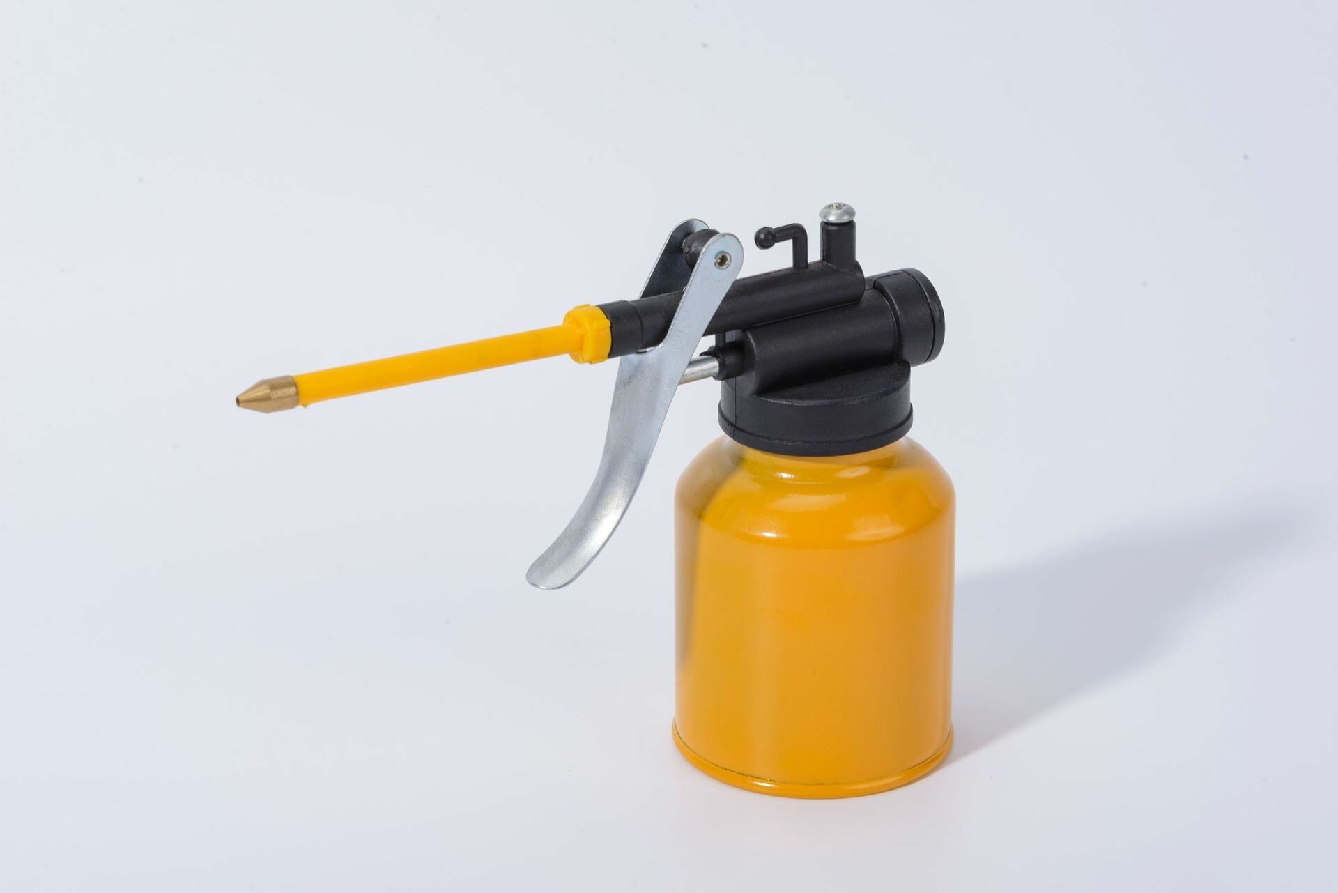 Моечный пистолет для компрессора 5 бар, расход воздуха 150 л / мин, нижний бачок 0.6л, настраиваемый диаметр сопла и рельефная рукоятка, пневматический GG1124918