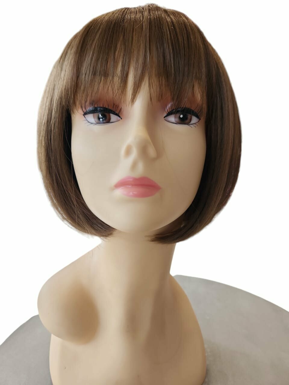 Парик Тилли, Стрижка каре с пробором посередине, цвет Светло-Коричневый