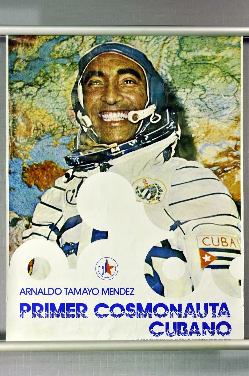 Плакаты СССР о космосе; Антиквариат 1980 г; Декор настенный винтажный 57/75 см.