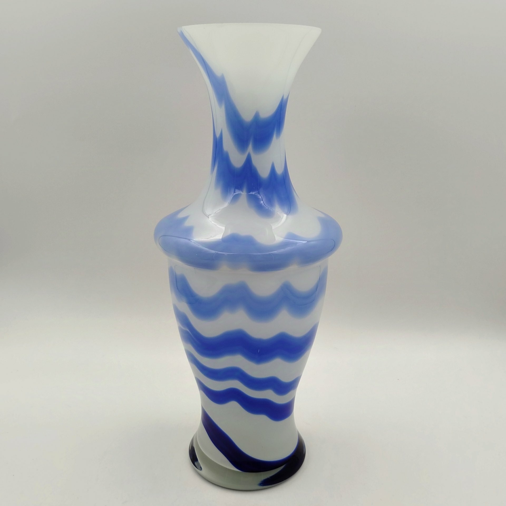 Ваза "Татьянка" в бело-голубой гамме, автор Б. А. Смирнов, стекло, молочное стекло