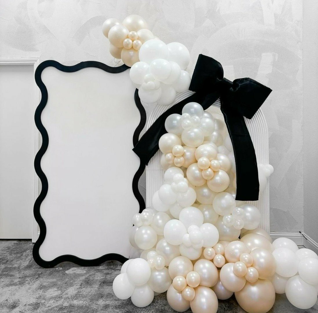 Контрастная бело-черная фотозона из шаров с бантом и баннером в рамке