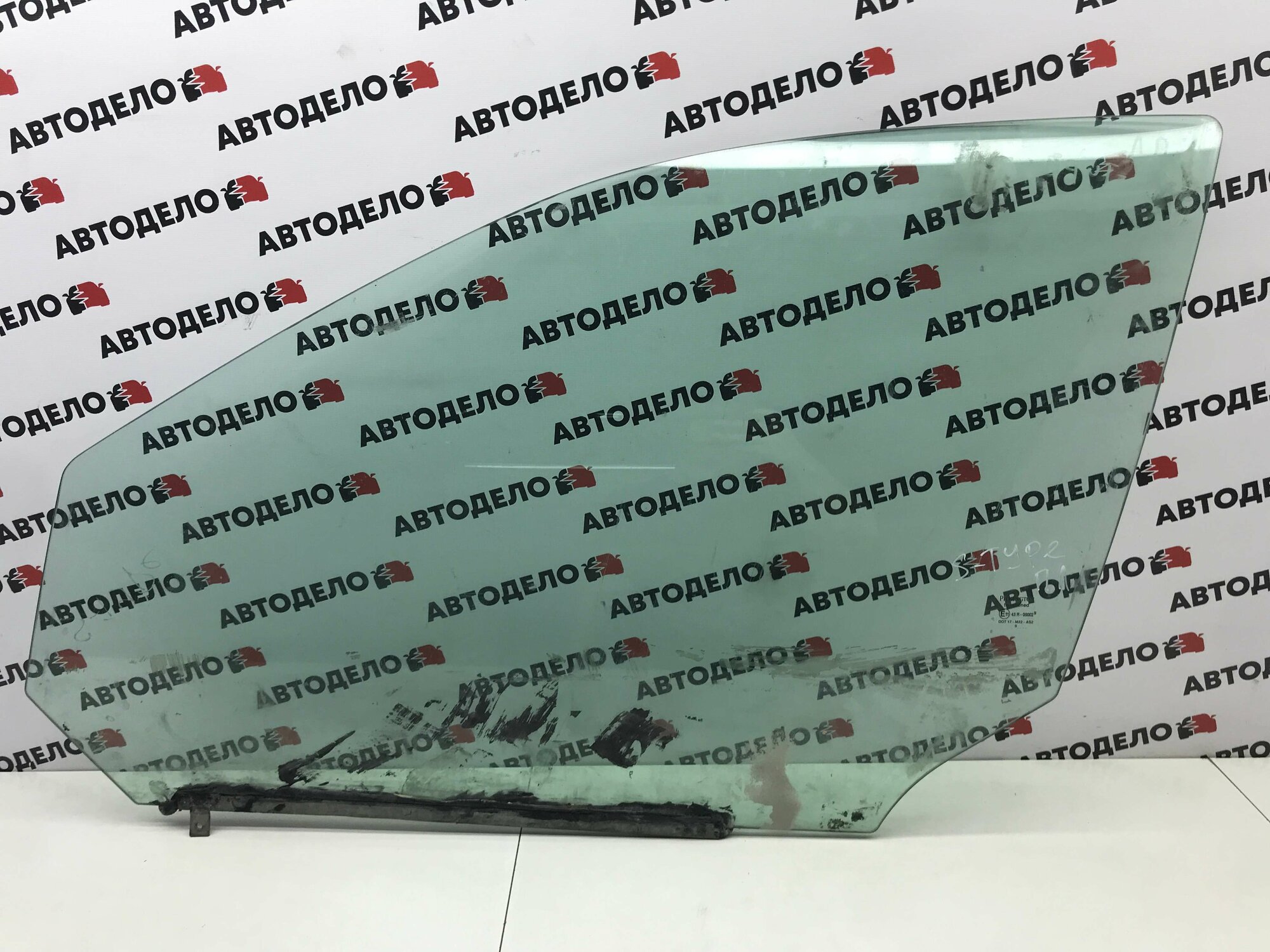 Стекло двери переднее левое Jaguar S-type 2001 г.